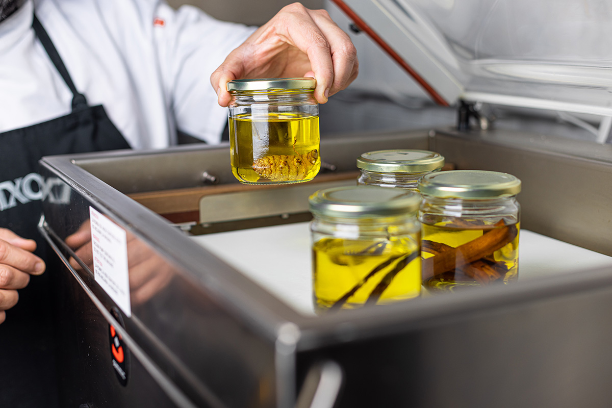 Oils infused in jars at low temperature | sous-vide | RecipeSous Vide ...